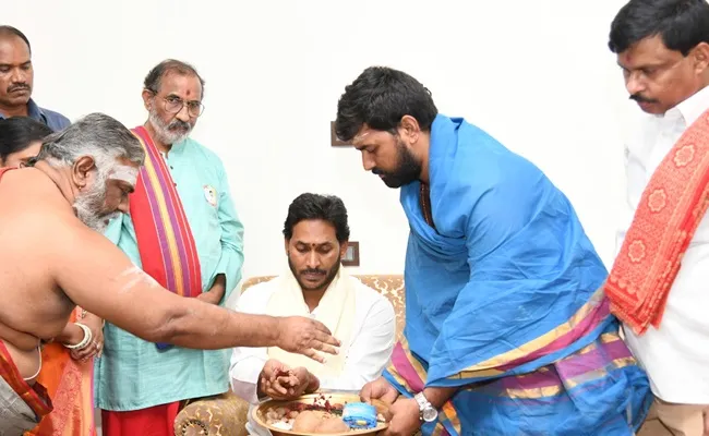 2 days after polling, Jagan participates in special puja - Great Andhra